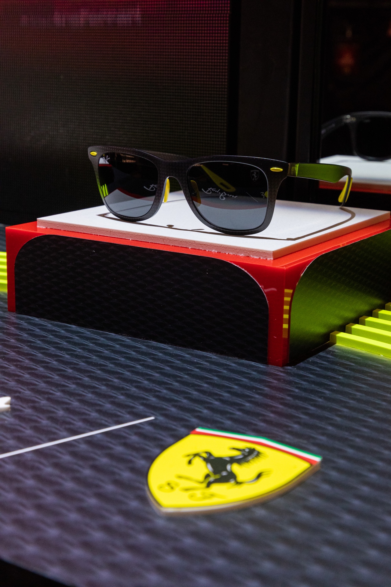 RAYBAN & FERRARI - MT Communication